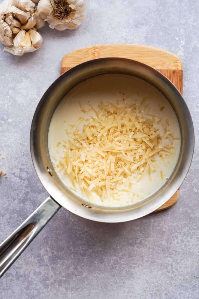 Garlic and Parmesan Sauce (Creamy Garlic Parmesan Sauce)